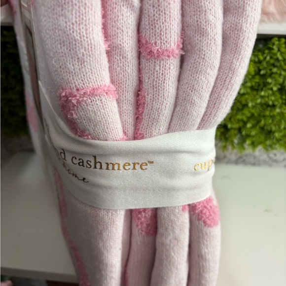 cupcakes & cashmere | Bedding | Cupcakes And Cashmere Pink Bow Blanket ...